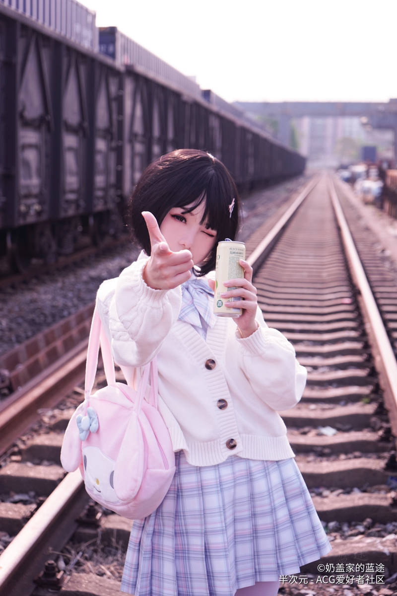 JK少女，铁轨边的白丝女孩，网友：初恋的感觉-搜狐大视野-搜狐新闻