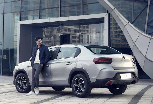 法系车的翻身之作，1.2T爆出116匹马力，离地175mm，能代步能越野_搜狐汽车_搜狐网