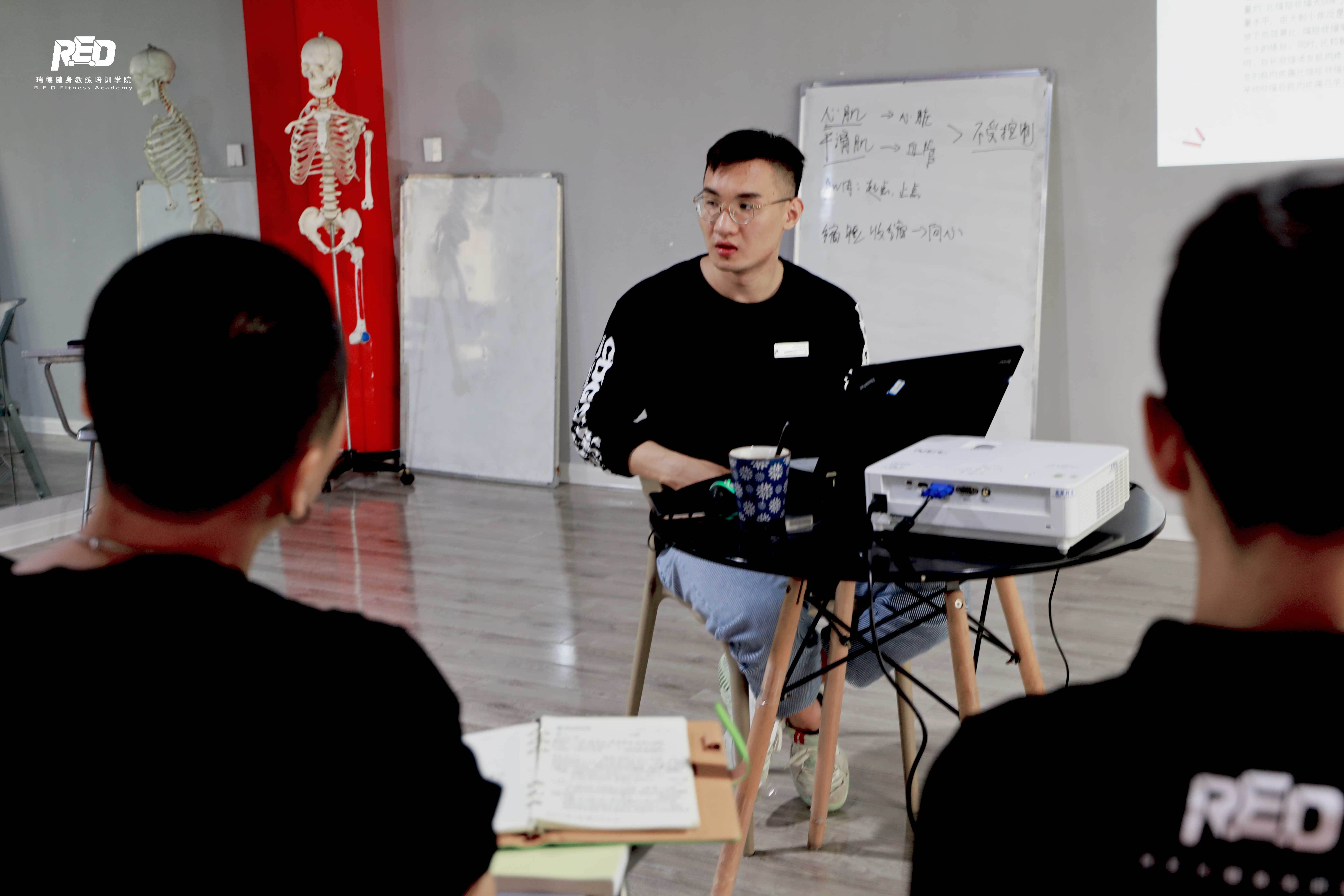 私人健身教练的薪资构成是怎样的?收费