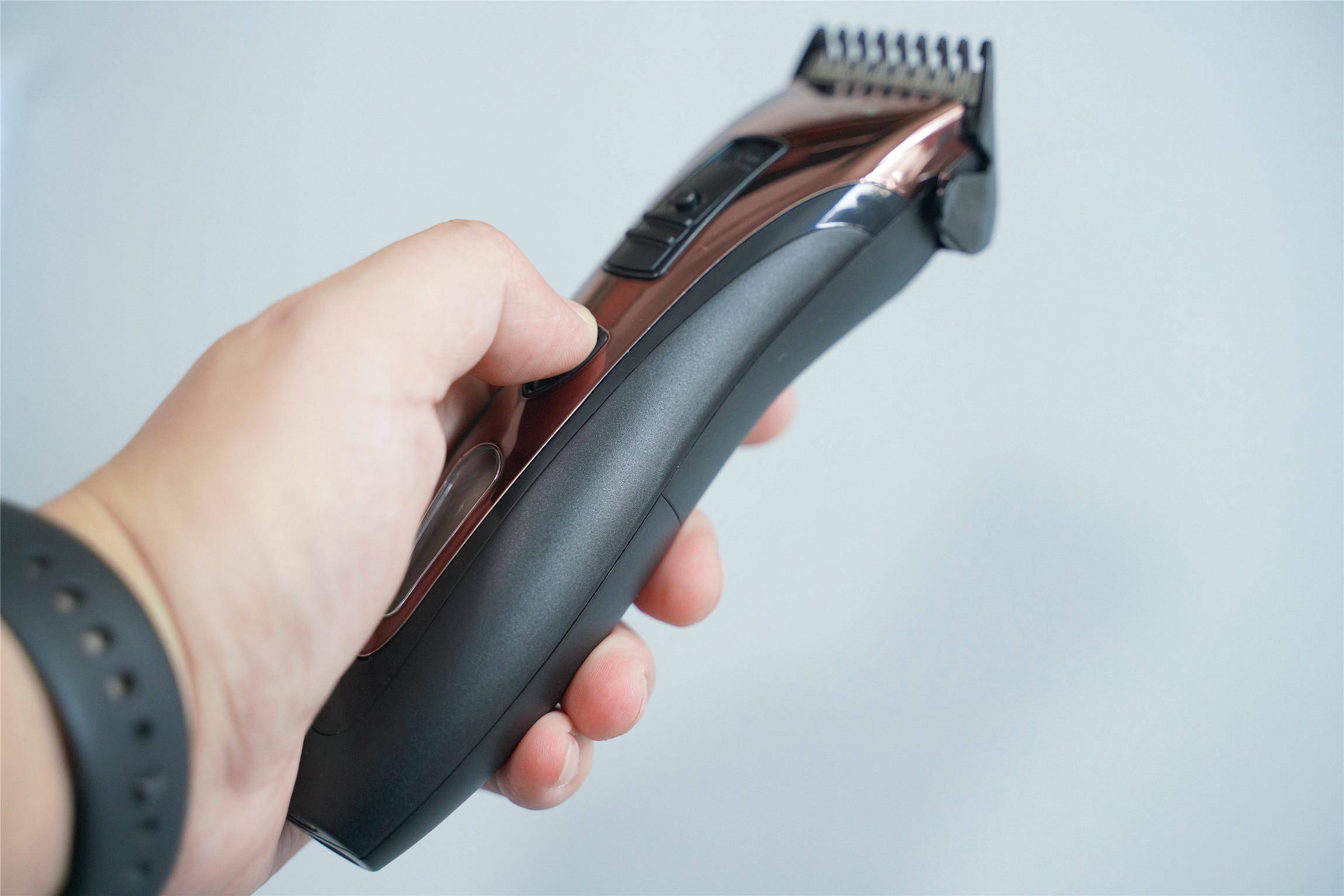 买了把飞科FC5902给我婶，开美发店的她说这电推子真不错_搜狐汽车_搜狐网