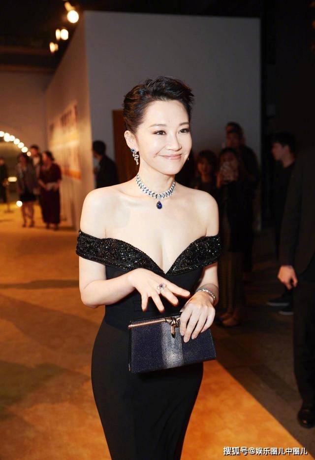 51岁许晴穿泳衣秀好身材,前凸后翘很吸睛,皮肤细致白滑宛如少女 搜狐大视野 搜狐新闻