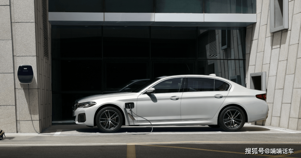 宝马530Li和油电混合530Le两个车怎么选？现在还是燃油的530Li香_搜狐汽车_搜狐网