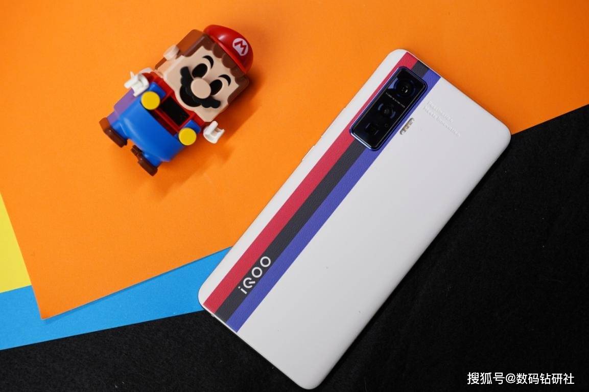 年轻品牌的老练手法：iQOO 5 Pro用宝马元素设计成为了男人的快乐_搜狐汽车_搜狐网