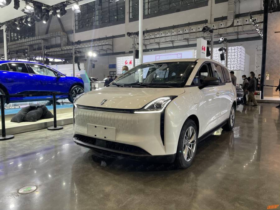 单侧滑门配双排座，纯电动力续航450km，奔腾E05实车曝光_搜狐汽车_搜狐网