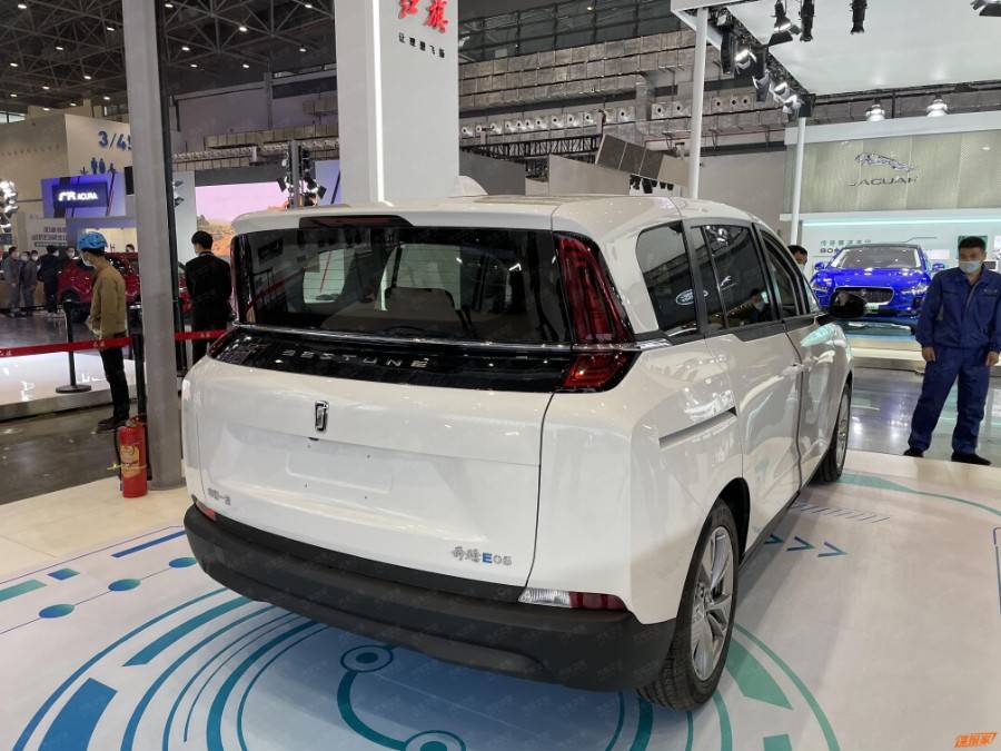 单侧滑门配双排座，纯电动力续航450km，奔腾E05实车曝光_搜狐汽车_搜狐网
