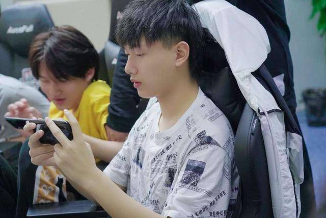 QG迎来“跨界大战”，飞牛Hurt与国服联队5V5，吕德华赛前放豪言_玩家