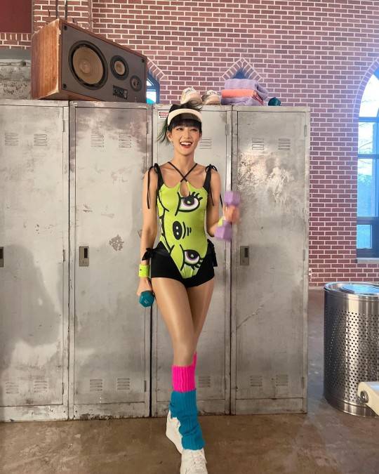 (G)I-DLE成员Minnie晒MV花絮照 变身火辣健身女王-搜狐大视野-搜狐新闻