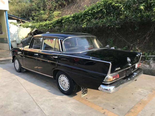 青岛遇到1963年的奔驰W111，第三代尾鳍式S级，已经收藏了近20年_搜狐汽车_搜狐网