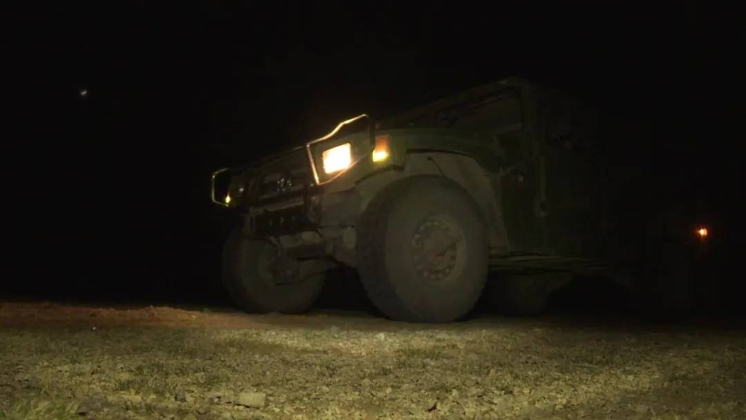 国产15式轻坦在西藏高原进行实弹射击-搜狐大视野-搜狐新闻