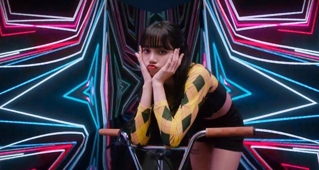 Lisa出了单人新曲？网友：宣传片拍出了MV的感觉，这大长腿我爱了_视频