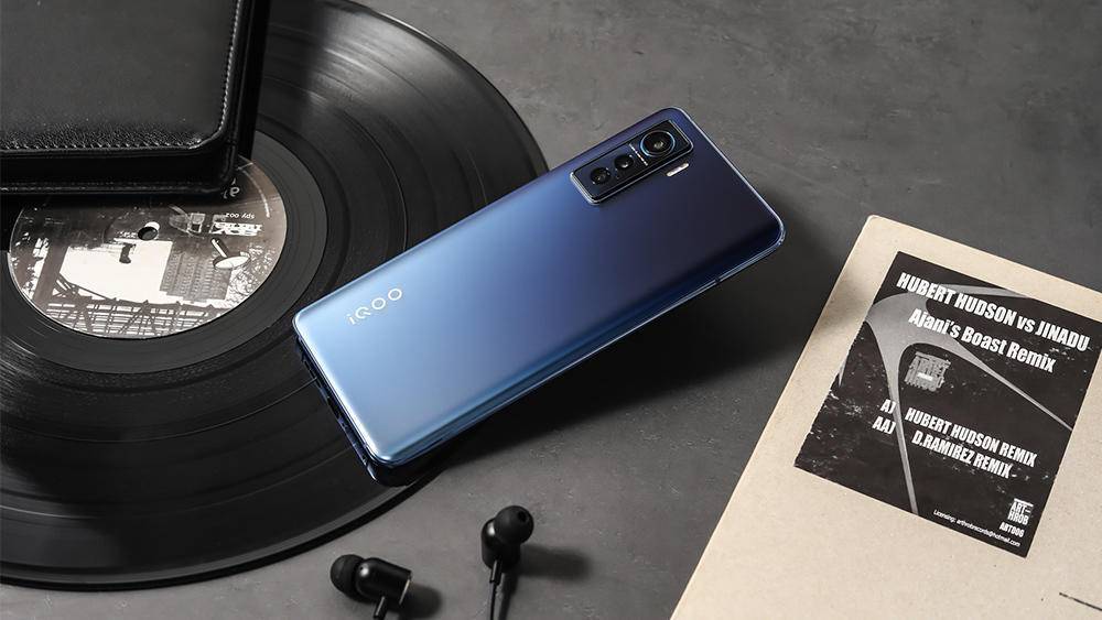 挑战性能极限！iQOO5的满血120Hz的屏幕有多爽？_手机