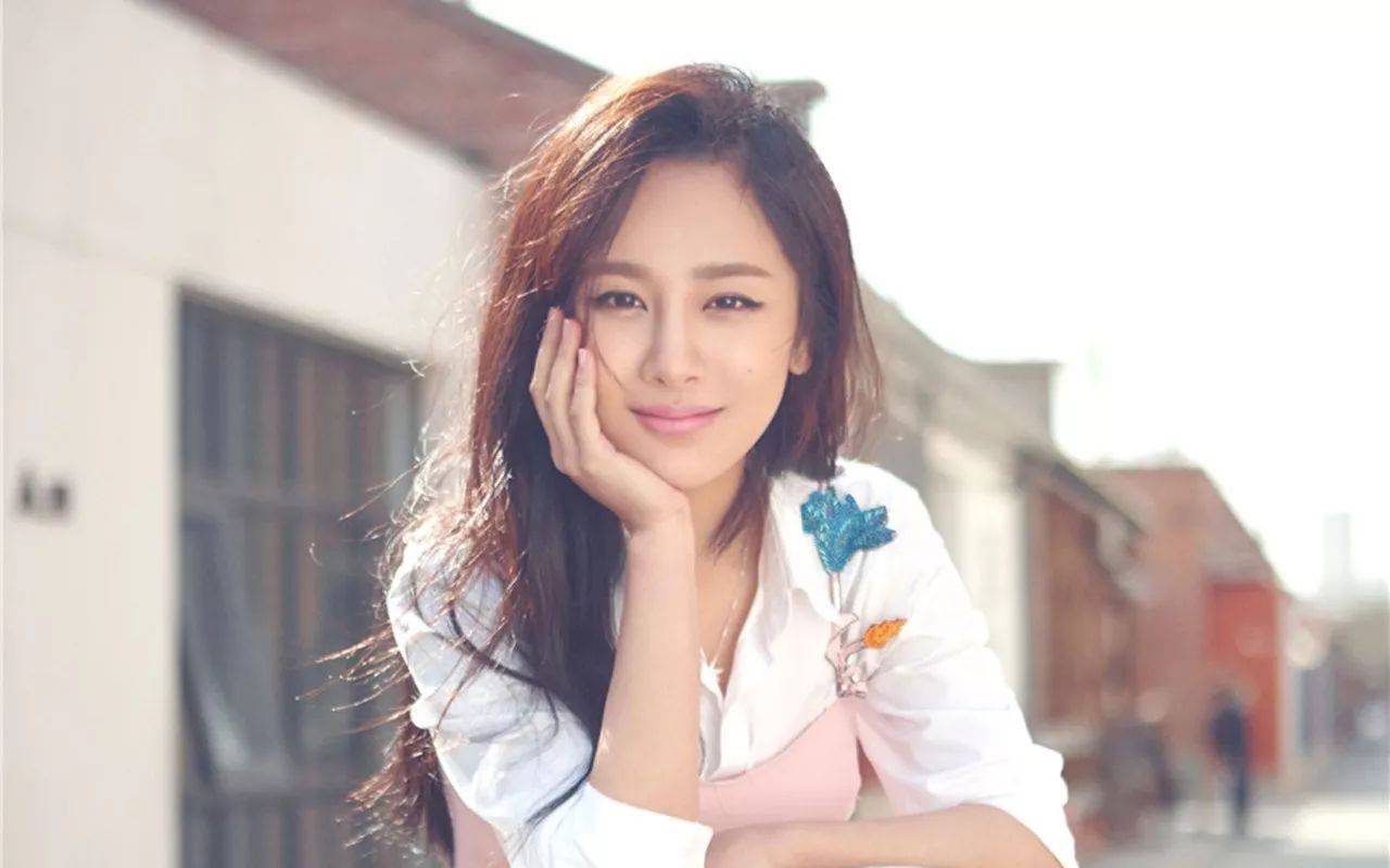 SHE三人近况如何？曾经被指最美的一个，如今却让大家最心疼_Selina