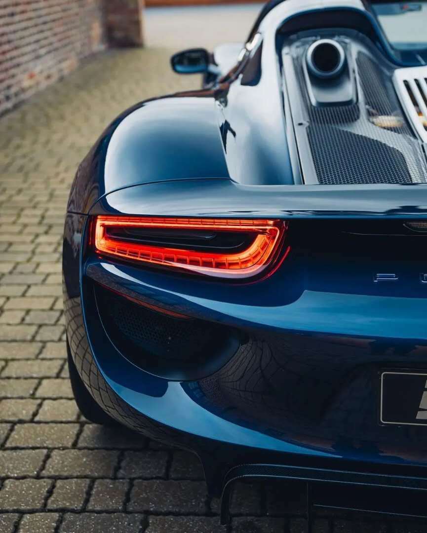 保时捷918 Spyder，车身颜色叫Dark Blue Metallic