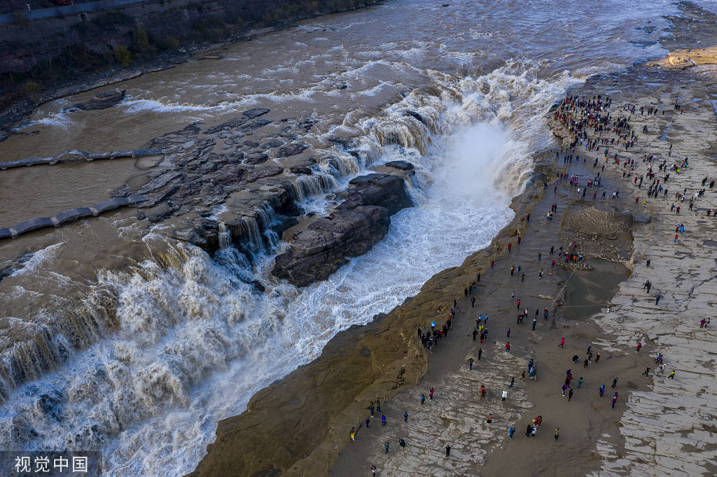 山西临汾：壶口瀑布秋水猛 景区免票游人多-搜狐大视野-搜狐新闻