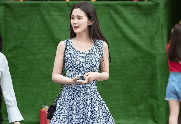 女人穿上高跟鞋,散发出一种浪漫的气息姐姐