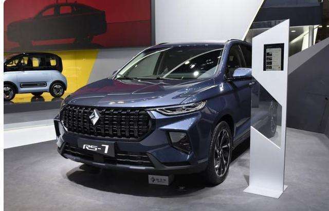 车身超4米9，全新大7座SUV，配电吸门，宝骏RS7实车曝光_搜狐汽车_搜狐网