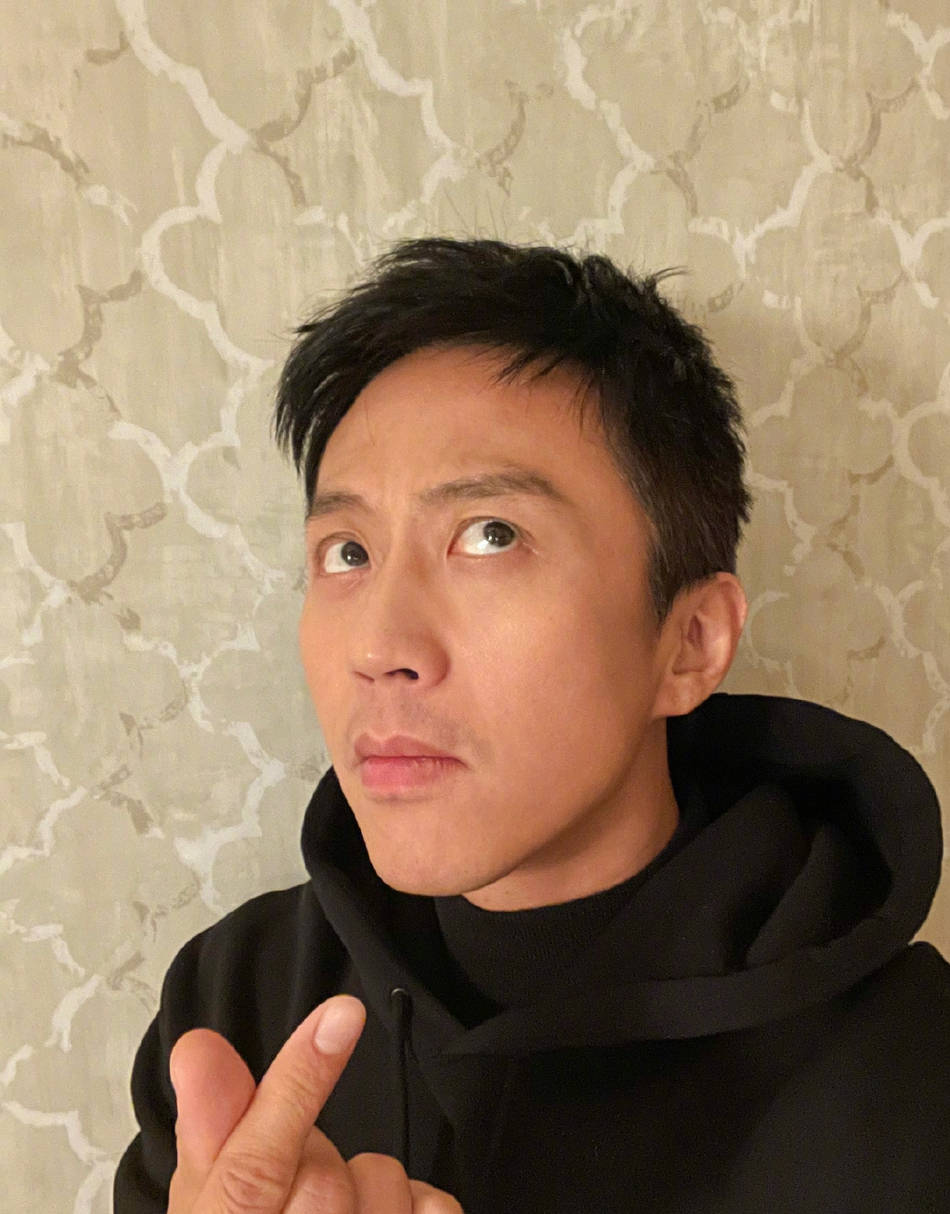 邓超九宫格比心自拍诚意满满 歪脸翻白眼表情丰富 搜狐大视野 搜狐新闻