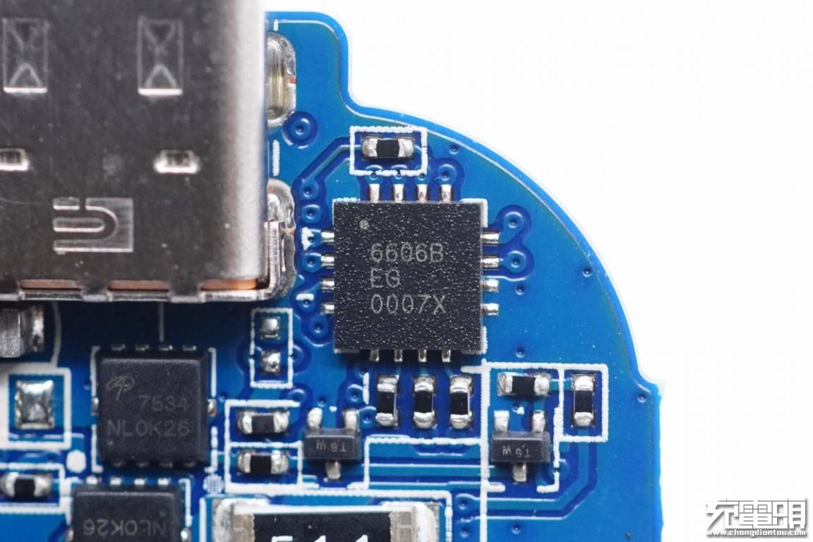 紫米20号快充移动电源拆解，内置三颗南芯SC8815升降压转换器_充电