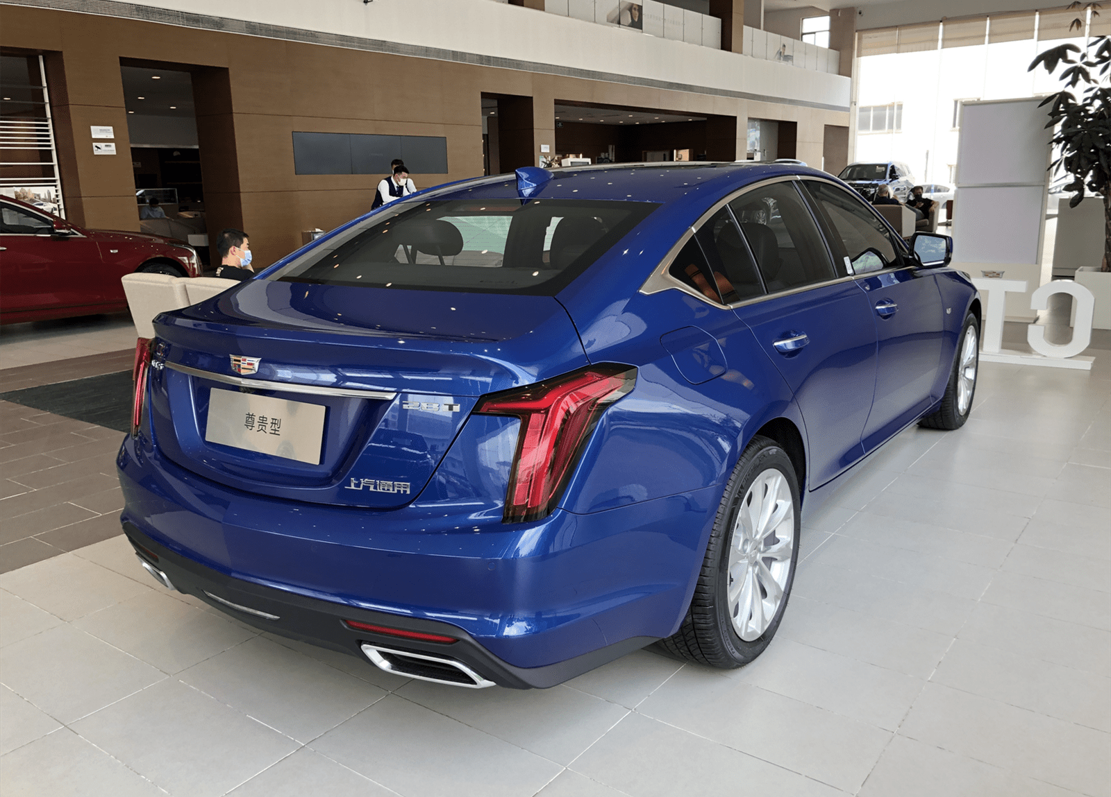 探店凯迪拉克CT5，前置后驱，全系2.0T动力，优惠五万是常态_搜狐汽车_搜狐网