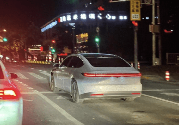 蔚来ET7路试谍照曝光 预计2022年一季度上市/起售价44.8万元_搜狐汽车_搜狐网