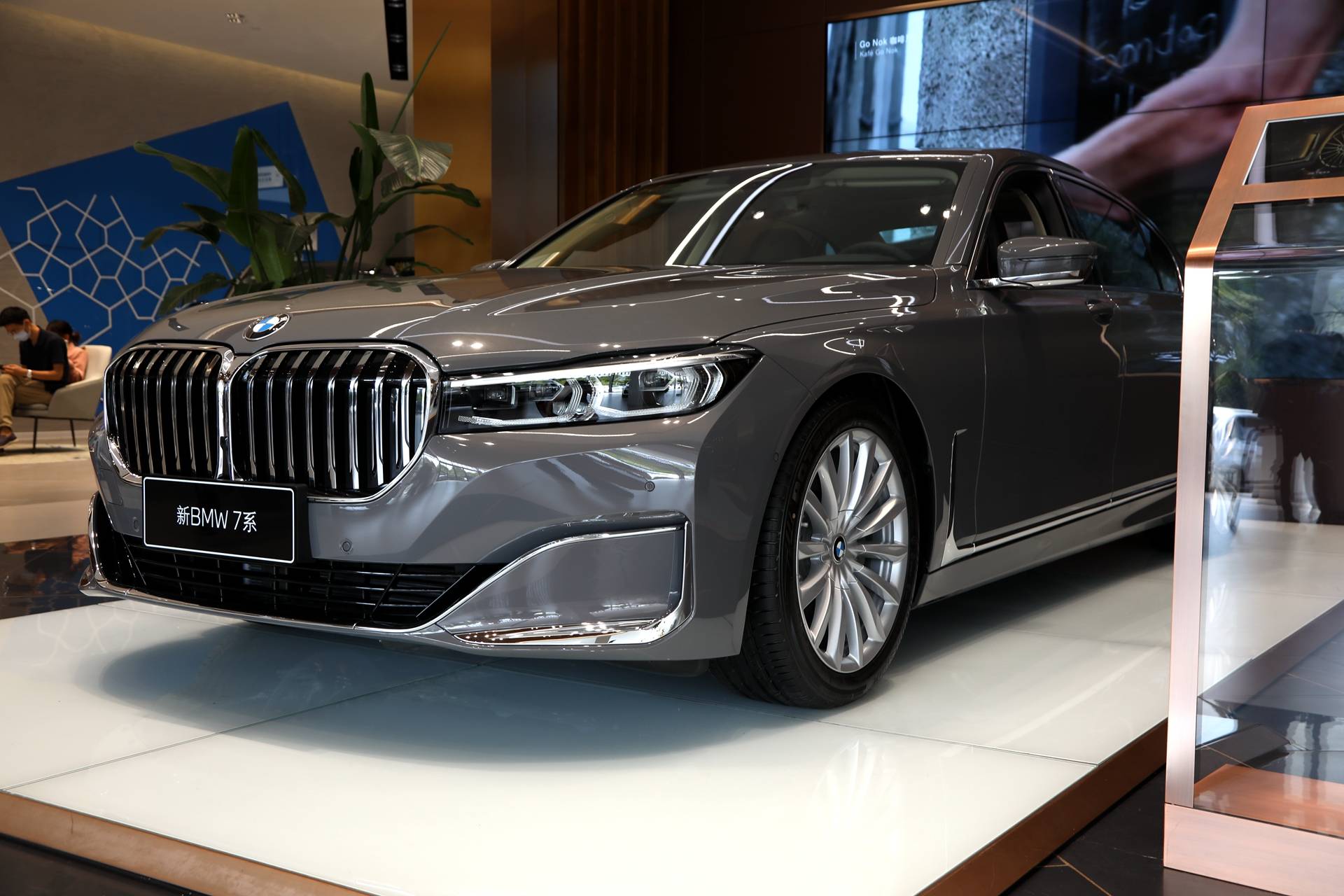 2.0T的7系香不香？到店实拍宝马730Li 该有的配置全都有_搜狐汽车_搜狐网