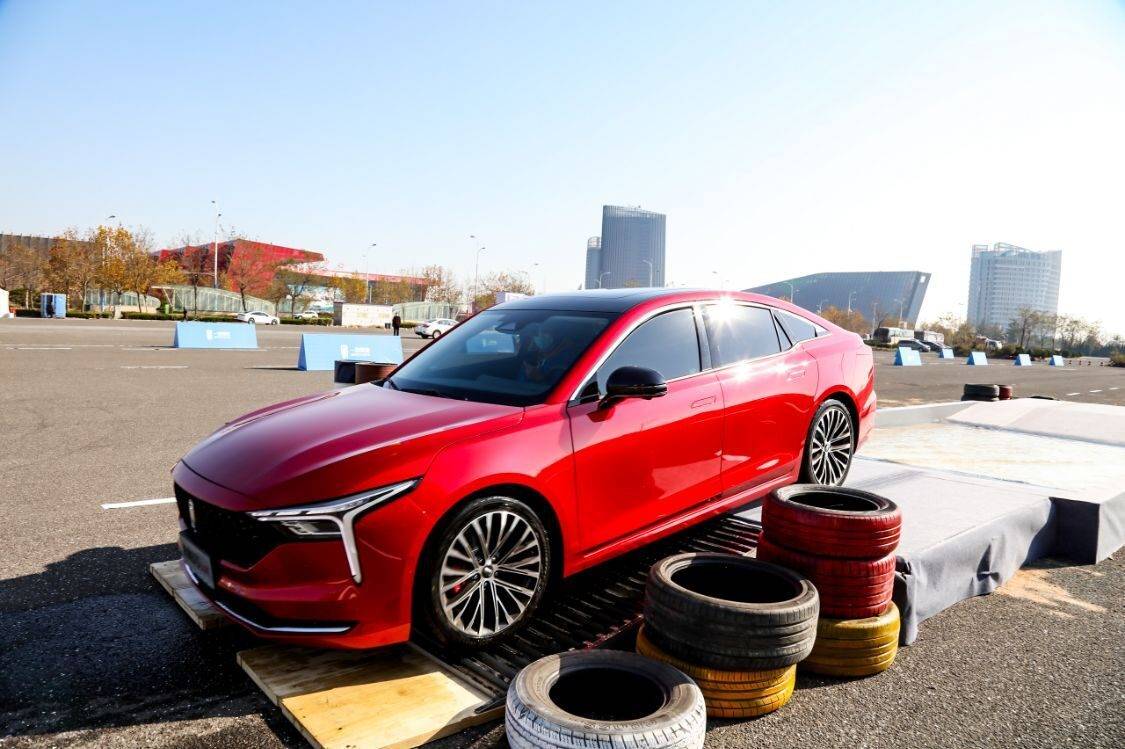 深度试驾奔腾B70 2.0T，高颜值强动力配爱信6AT_搜狐汽车_搜狐网