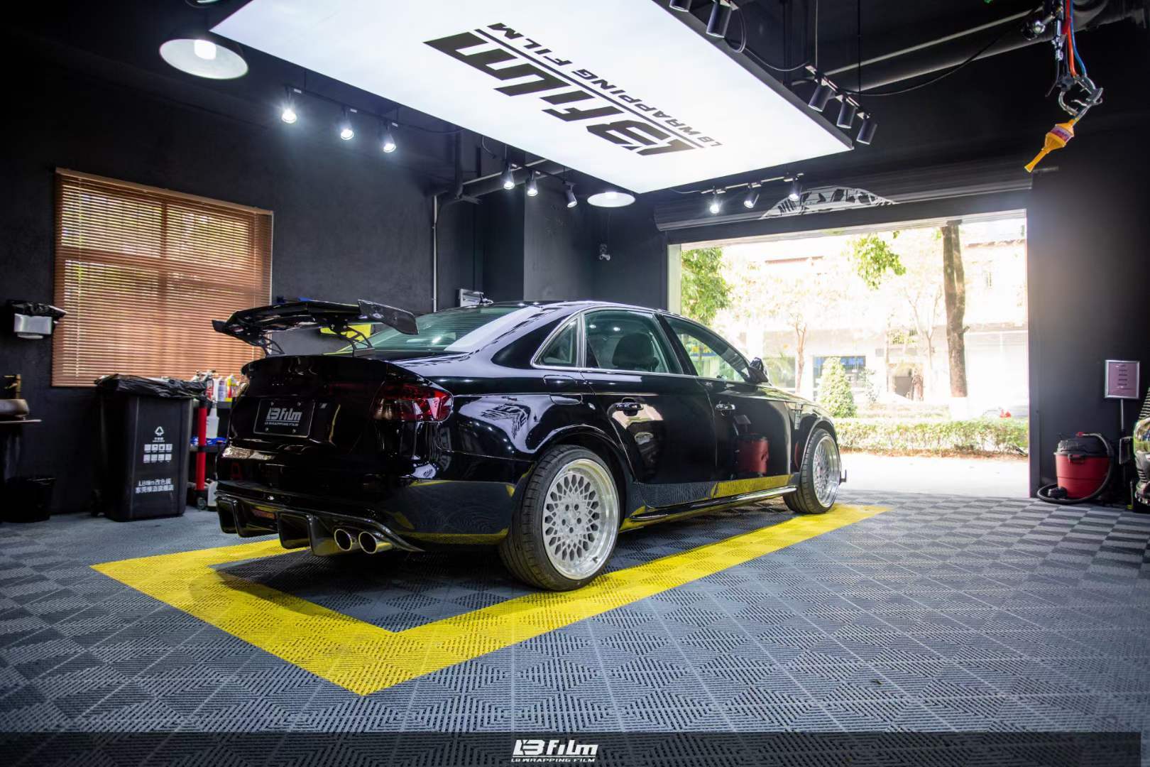 LBFILM改色膜：奥迪RS改色PET修复钢琴黑_搜狐汽车_搜狐网