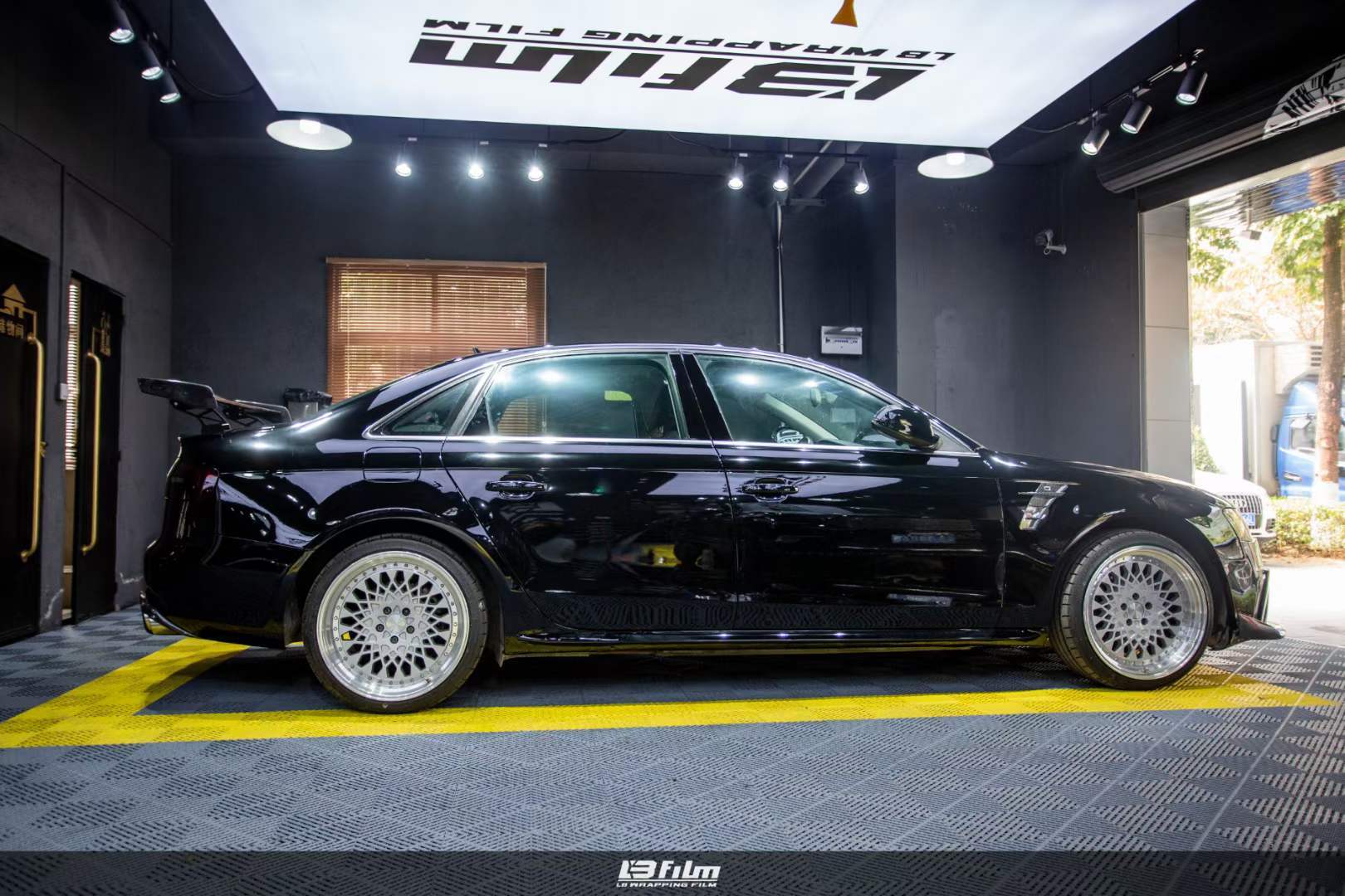 LBFILM改色膜：奥迪RS改色PET修复钢琴黑_搜狐汽车_搜狐网