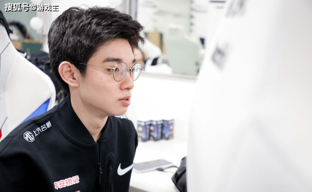 BLG新赛季LPL首秀，姿态AJ神预言应验，Uzi果然一把都没上_比赛_解说_选手