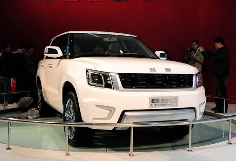 内饰上的北汽B90十分炫酷，双色的四辐式多功能方向盘_搜狐汽车_搜狐网