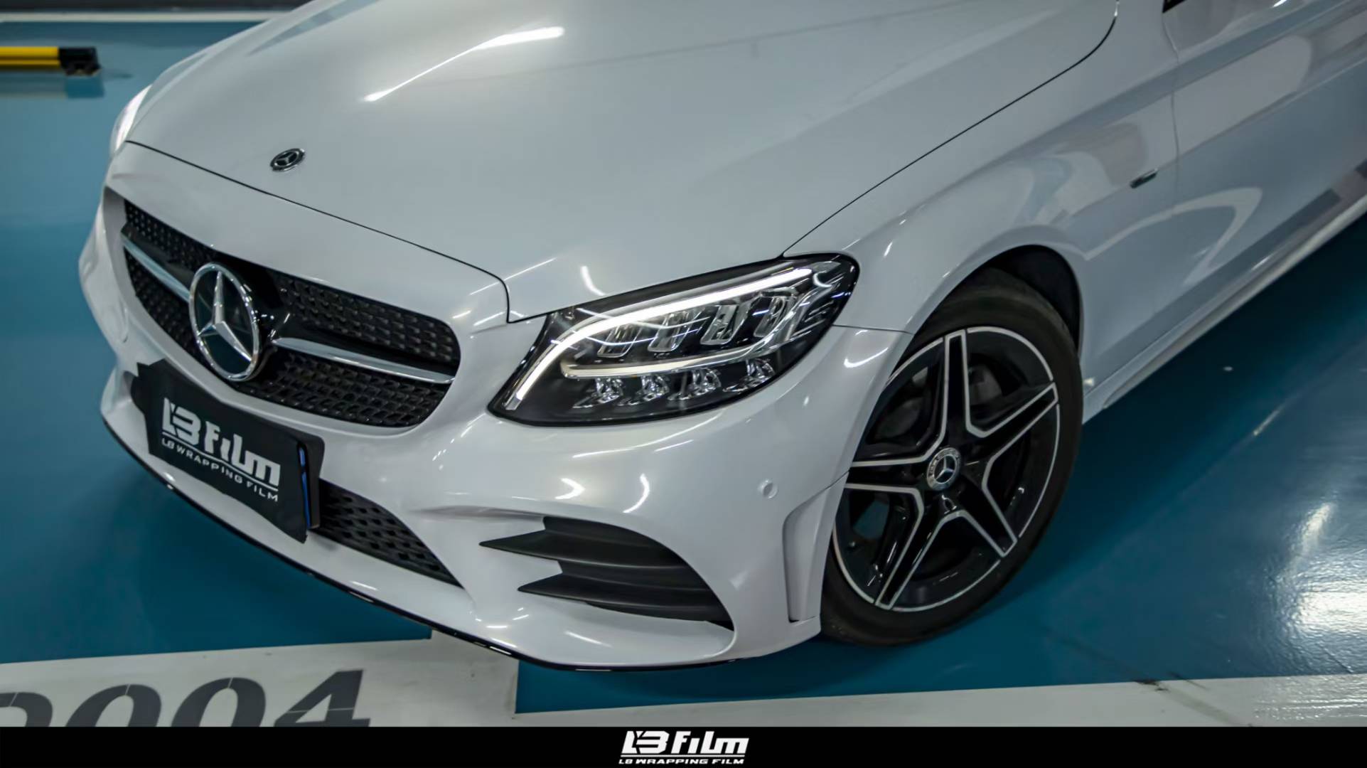 给女友定制的礼物，给几分？奔驰C260L改色镭射渐变喷绘膜LBFILM_搜狐汽车_搜狐网