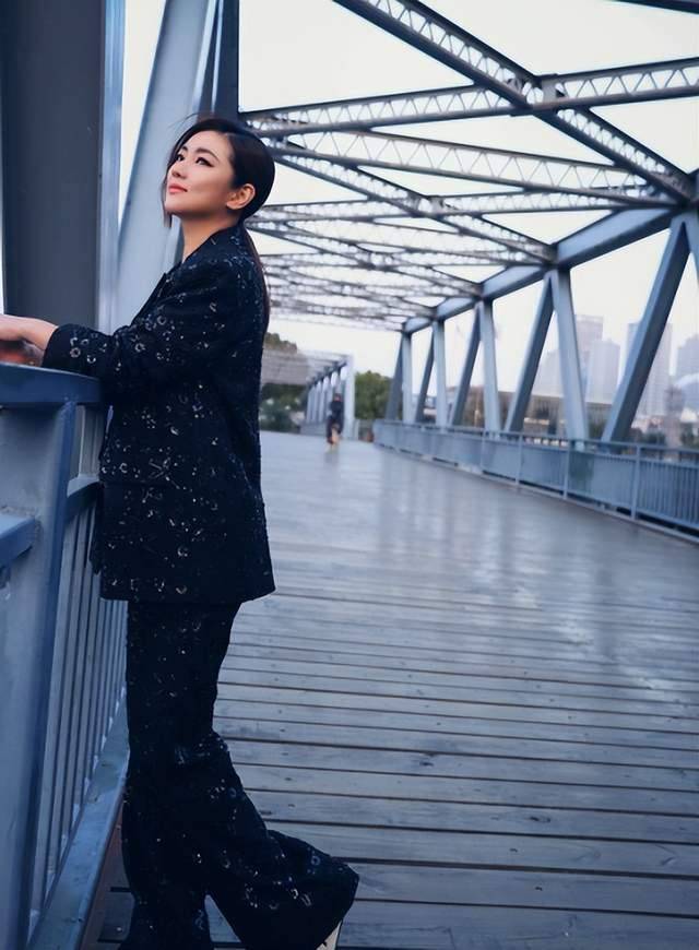 Selina携男友参加黄子佼生日会，双手紧扣素颜出镜，穿情侣装秀恩爱_父母_媒体_关系