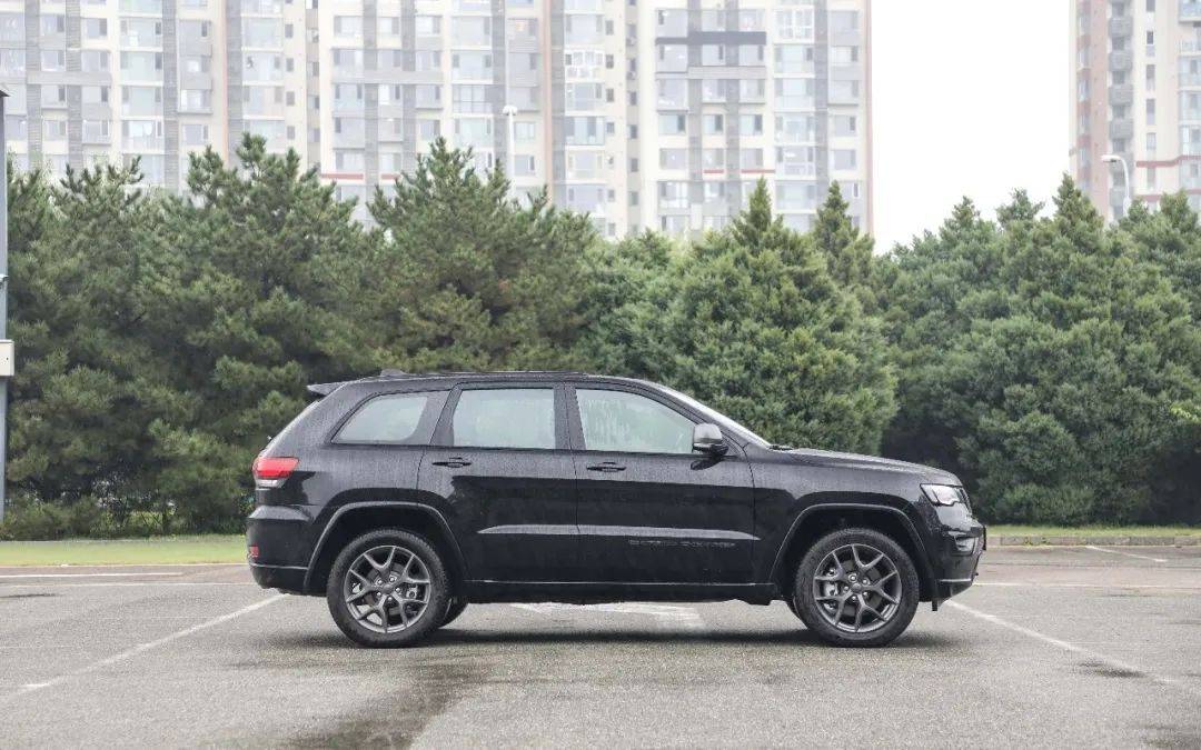 Jeep 大切诺基，3.0L V6+8AT，全车黑化气质爆表！_搜狐汽车_搜狐网