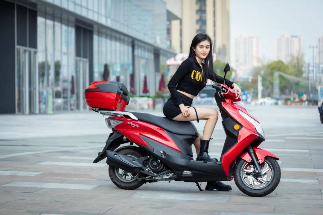 9000以下代步踏板，好骑有颜值又略带运动性—轻骑铃木UE125_搜狐汽车_搜狐网