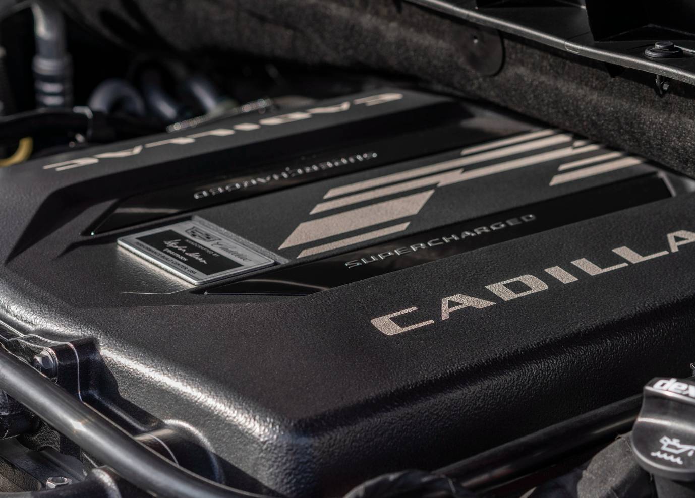 凯雷德ESCALADE正式发布：搭6.2L+10AT+零百4.4秒，售价约100万元_搜狐汽车_搜狐网