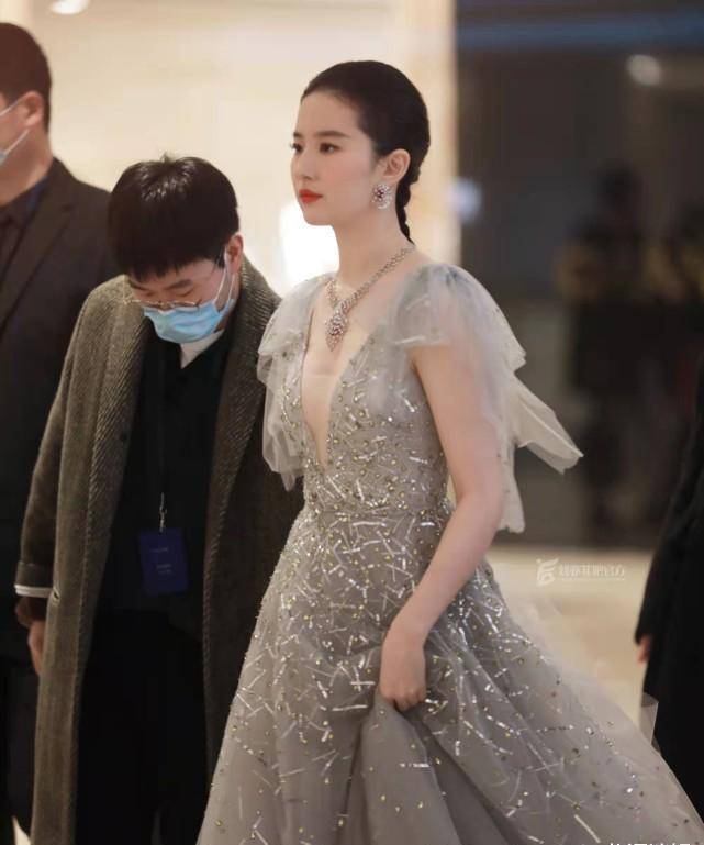 刘亦菲红色羽绒服旧照曝光，涂上黑粉仍然天生丽质难自弃，朴素大方_全靠_芳菲_美貌