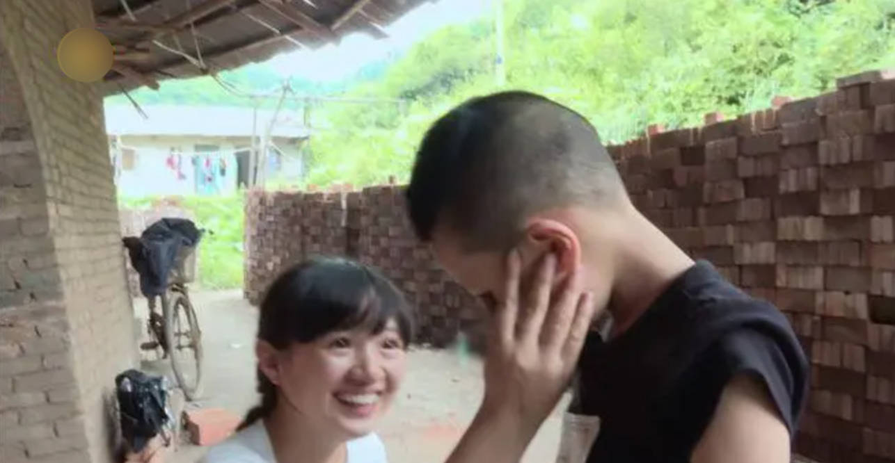 超赞！林永健一家资助《爸爸去哪儿》搬砖女孩，女孩已考上公务员林大和林教育