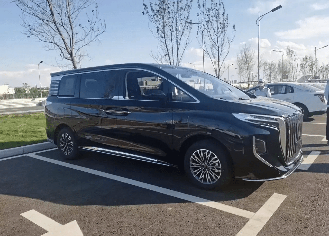 红旗首款MPV实车曝光，定名为HM9，搭载2.0T+8AT动力，外观很霸气_搜狐汽车_搜狐网