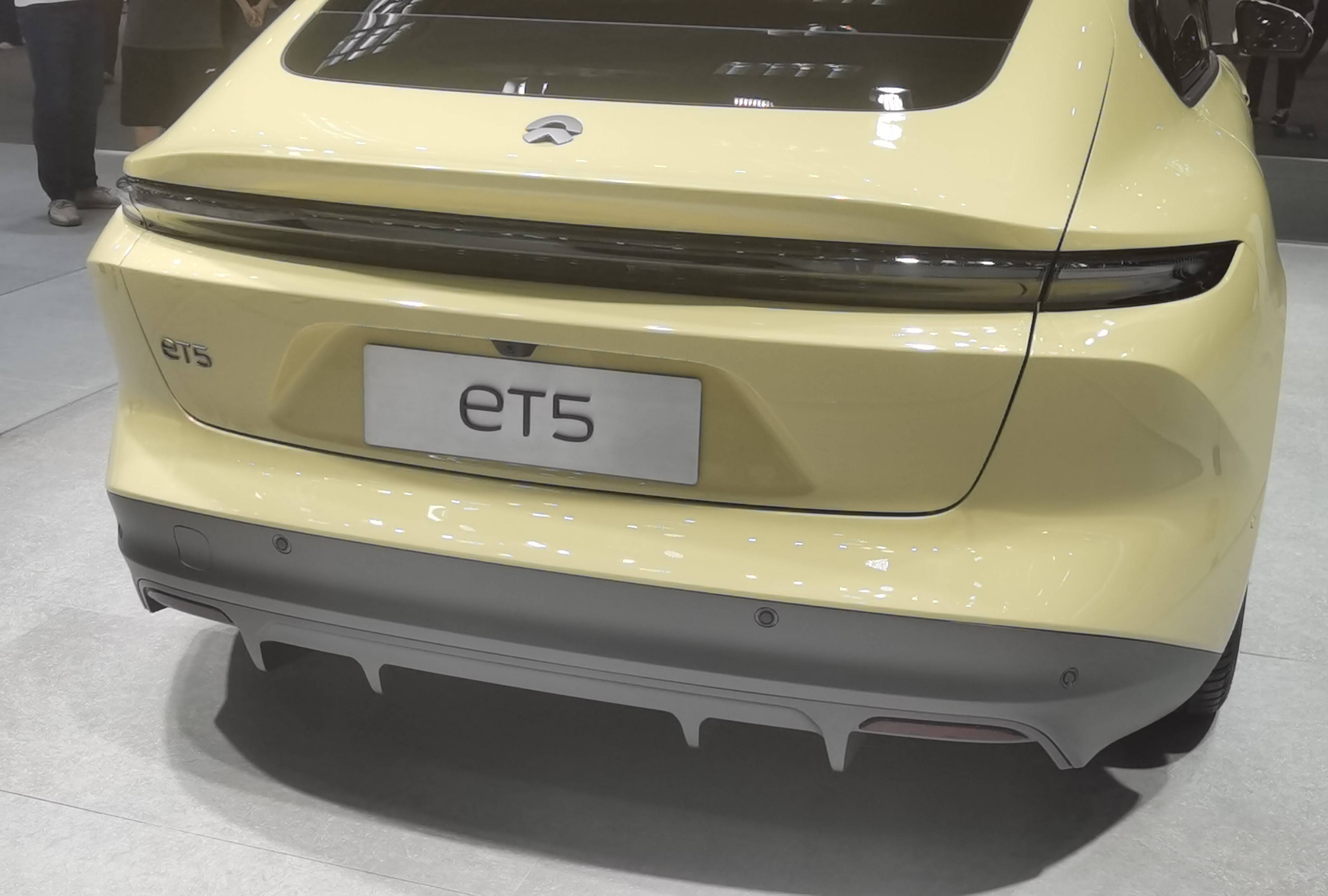 蔚来ET5亮相粤港澳车展，内饰精致细腻，续航里程达到700km_搜狐汽车_搜狐网