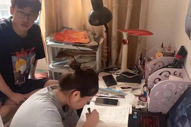 妹妹数学题不会急哭，两个哥哥一旁陪读！网友羡慕一片喊妈进行左一右时候