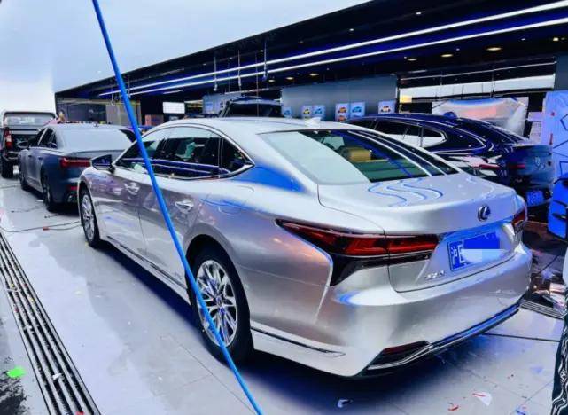 花94万买凌志LS500h，贴膜时5位小哥齐上阵，边贴边赞美_搜狐汽车_搜狐网