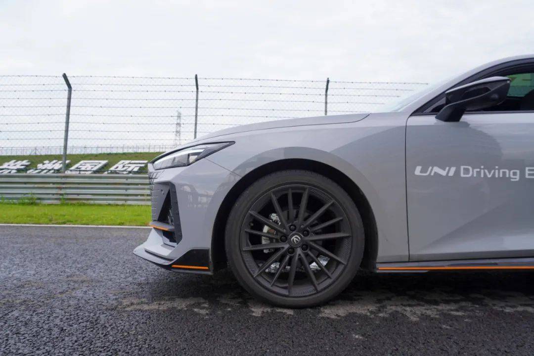 赛道试驾长安UNI-V，1.5T爆发188马力，动态表现如何？_搜狐汽车_搜狐网