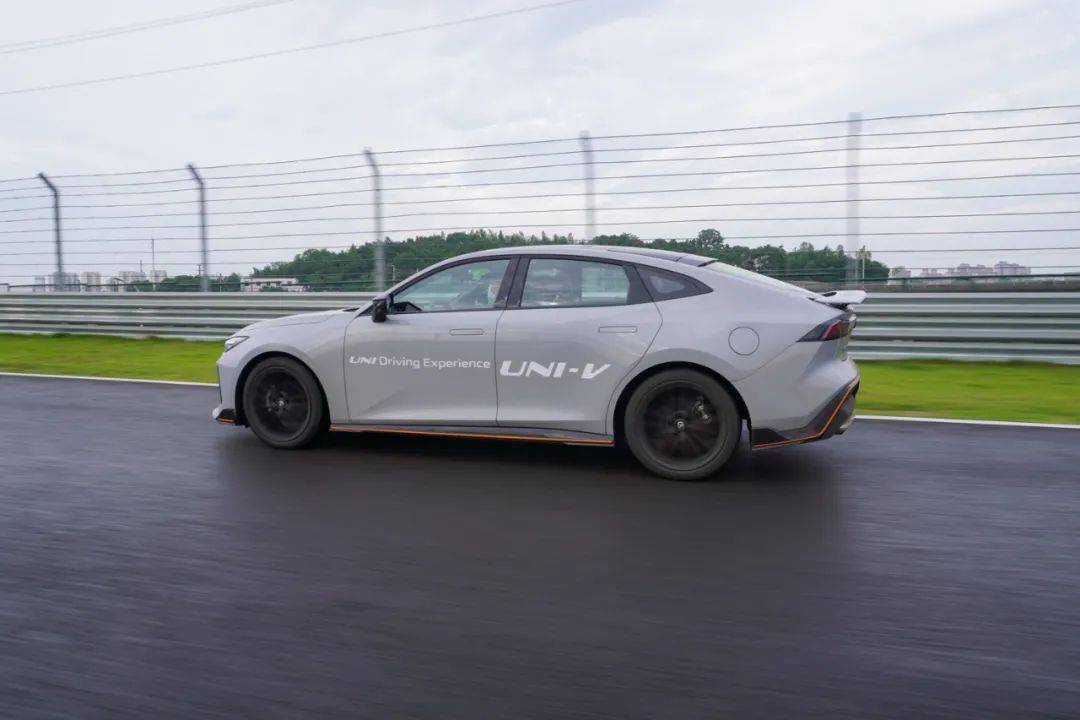赛道试驾长安UNI-V，1.5T爆发188马力，动态表现如何？_搜狐汽车_搜狐网