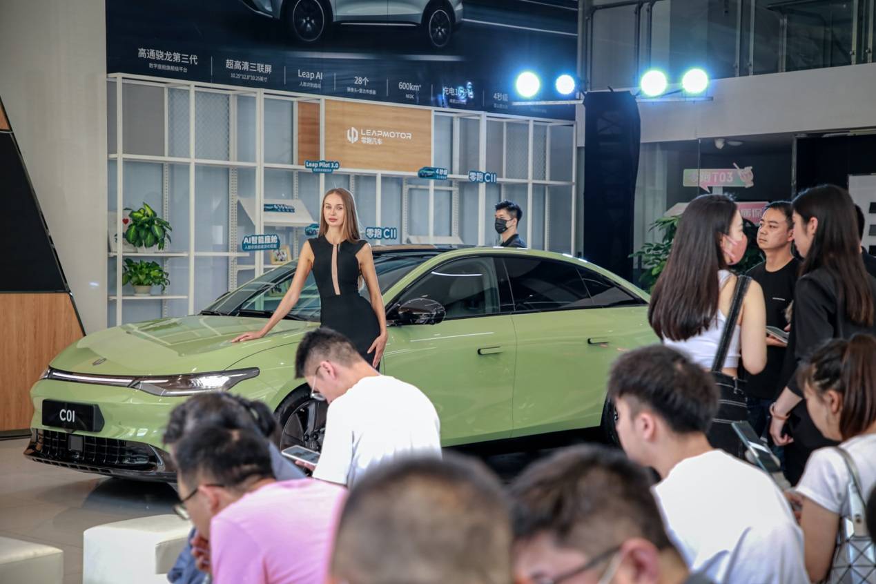 订单近6万，续航717km，全域自研最新成果零跑C01武汉驾到_全智能_系统_技术