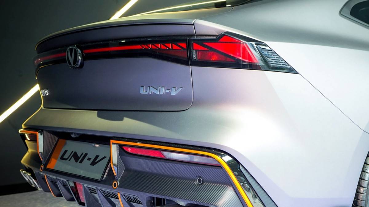 家轿市场的狠货，试驾长安UNI-V 2.0T，搭配8AT变速箱_搜狐汽车_搜狐网