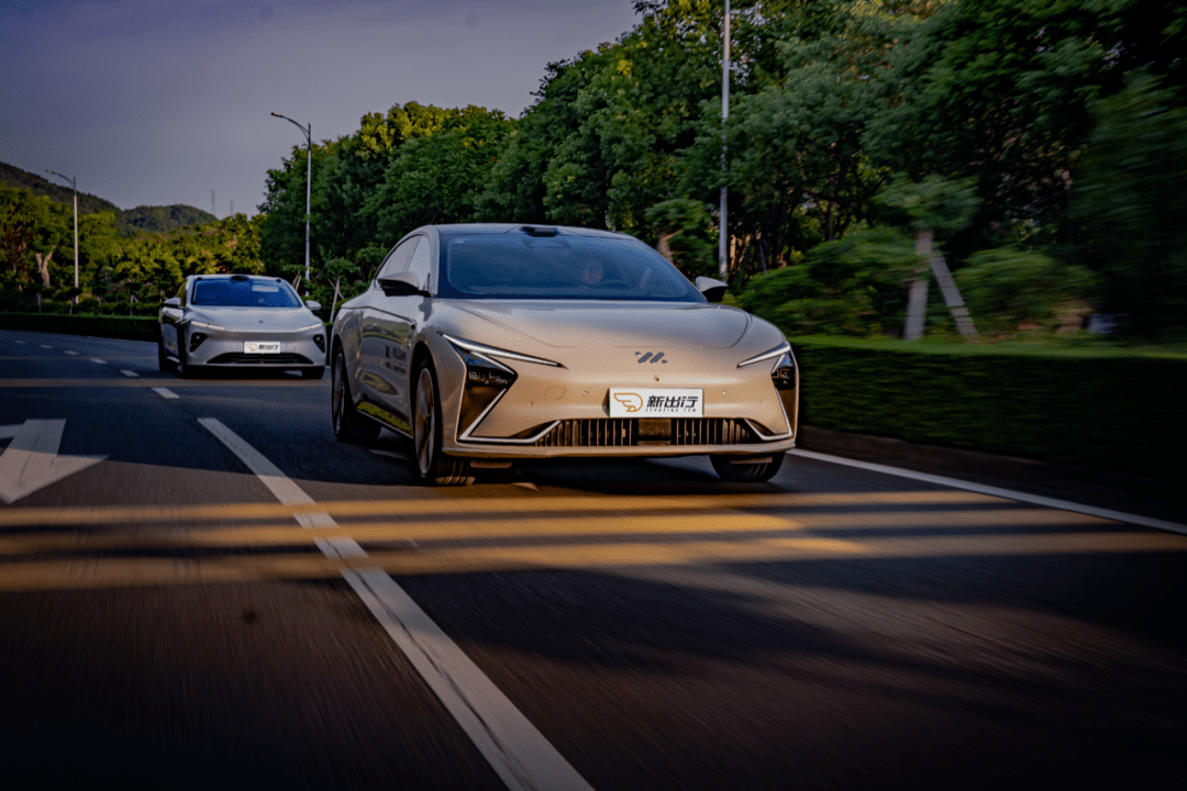 宝藏车型智己L7 vs 蔚来旗舰 ET7，40万级纯电豪华轿车谁更香？_搜狐汽车_搜狐网