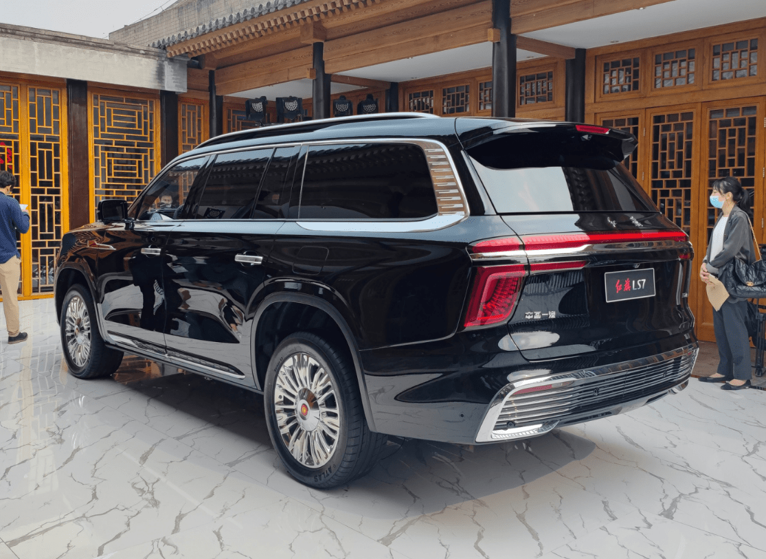 气场强大不输揽胜，红旗牌“库里南”曝光，4.0T+8AT+四驱，真霸气_搜狐汽车_搜狐网