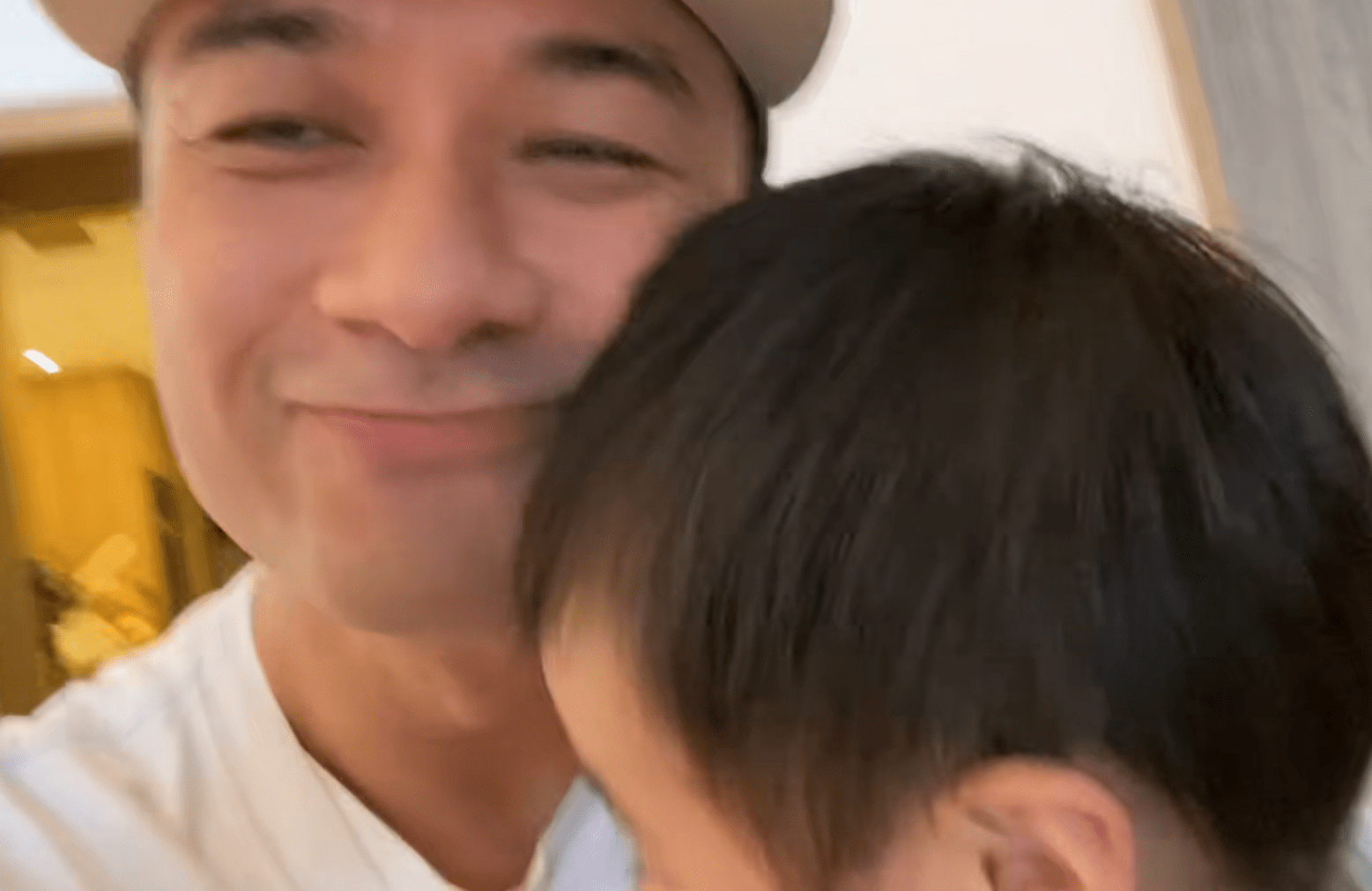 50岁古巨基过生日晒娃 儿子Kuson唱生日歌奶音十足-搜狐大视野-搜狐新闻