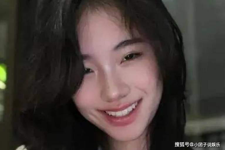 小s14岁女儿太早熟！大波浪、露脐装、眼神魅惑动作妩媚，太夸张长相lily网友