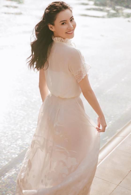 39岁小林青霞拍泳池写真，粉蓝礼裙交替出镜，低身材装小秀时尚_气质_孩子_粉色